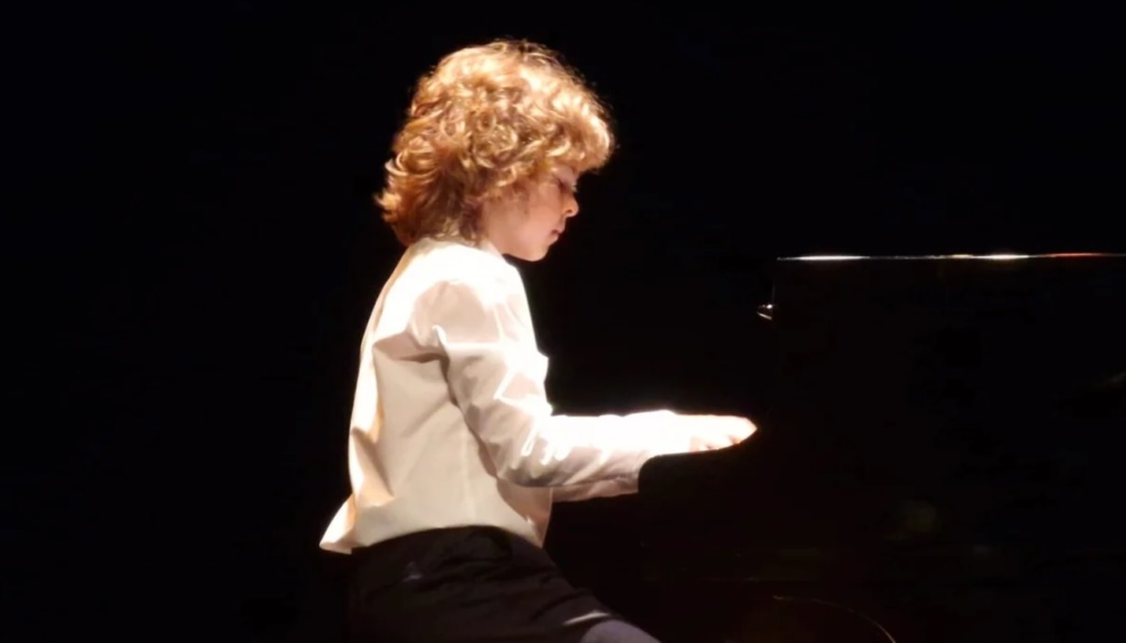 Jeune talent Suisse: Lucas Chiche / Tânăr talent elvețian: Lucas Chiche ...